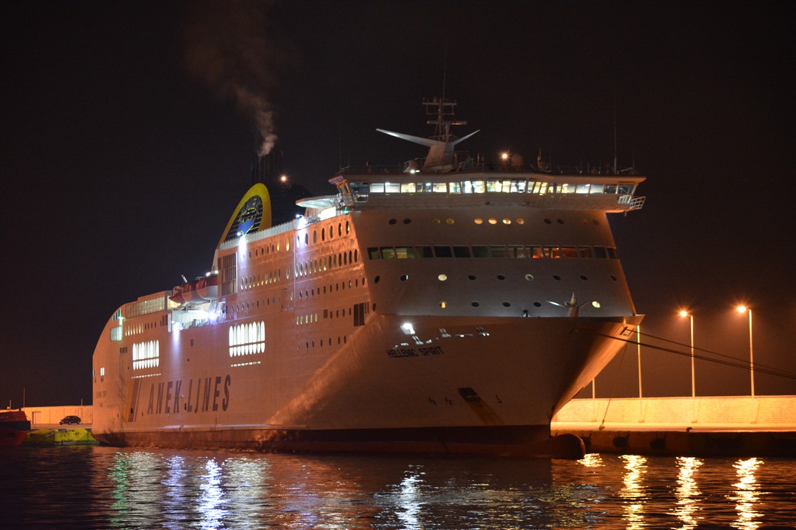 HELLENIC SPIRIT berthed at Piraeus - Superfast IV - Shipfriends