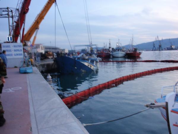 Ημιβυθιση αλιευτικου "Νικολας" στο λιμανι του Βολου - Ναυτικά Ατυχήματα ...