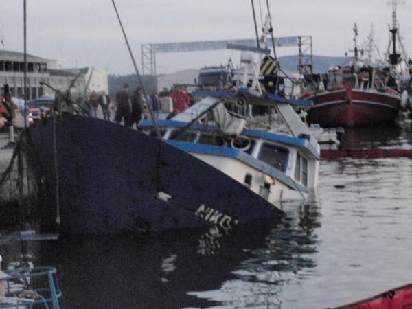 Ημιβυθιση αλιευτικου "Νικολας" στο λιμανι του Βολου - Ναυτικά Ατυχήματα ...